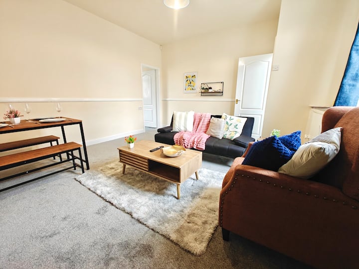 Spacious 2br Home In Radcliffe - With Parking - Bury