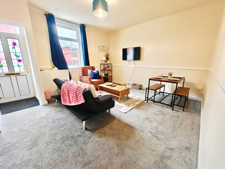 Spacious 2br Home In Radcliffe - With Parking - Bury