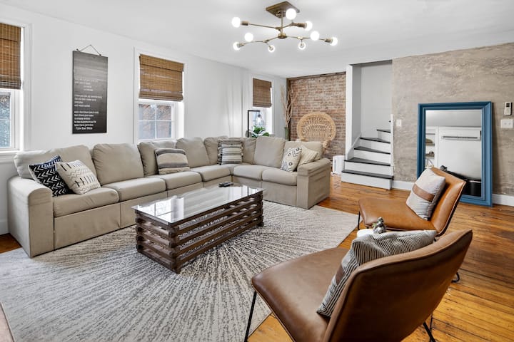 Troy Retreat: Theater, Games & Parking - Troy, NY