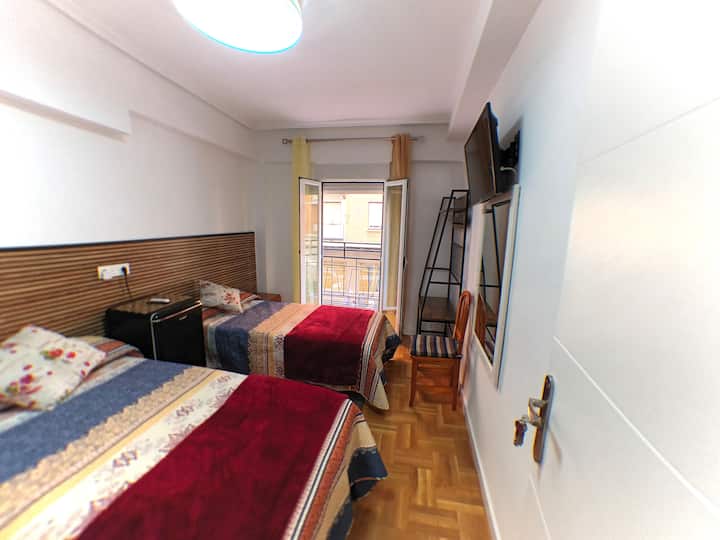 Habitación 1, Con 2 Camas Individuales Y Balcón - Logroño