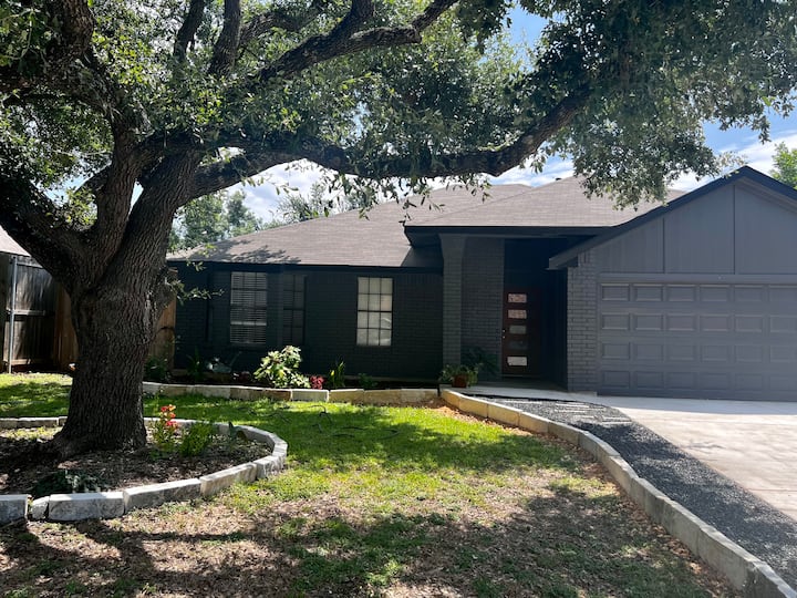 Cactus Cottage - Taylor, TX