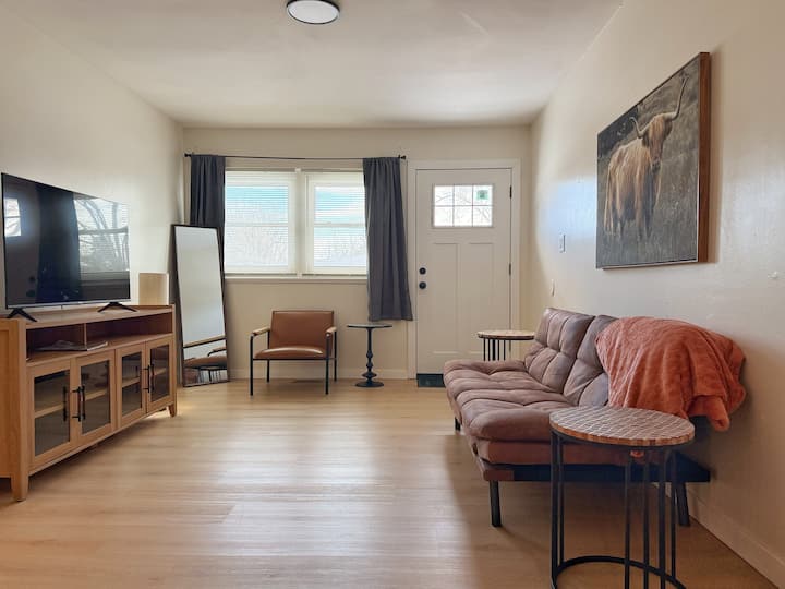 Fairlawn Retreat | 2br/1ba Newly Remodeled Apt - Evansville
