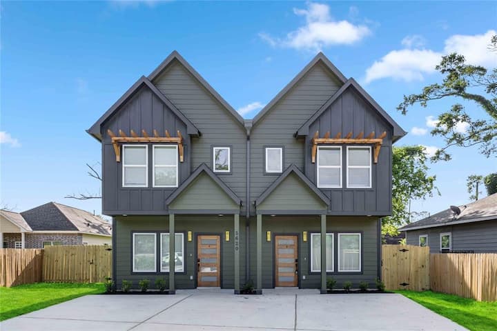 Luxe Reset Retreat Houston | Fireplace + Workspace - Houston