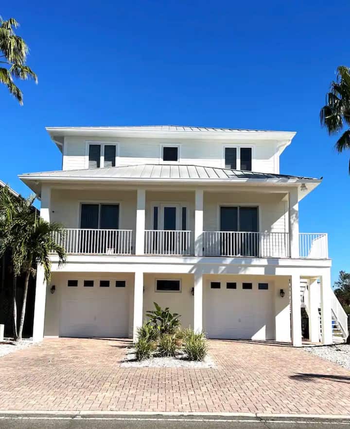 5br/4ba Waterfront Pool & Hot Tub | Kayaks + Games - Apollo Beach, FL