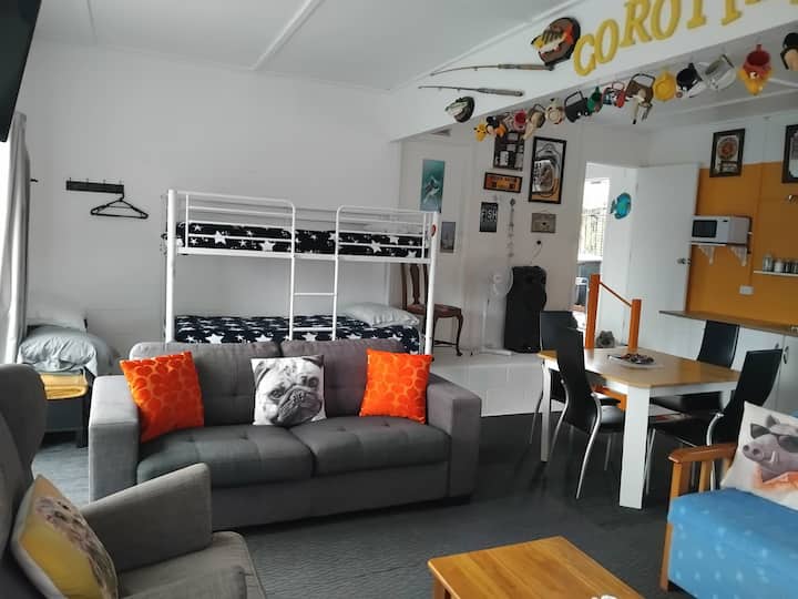 Coro Time - Boat Parking - Pet Friendly Bach - Coromandel