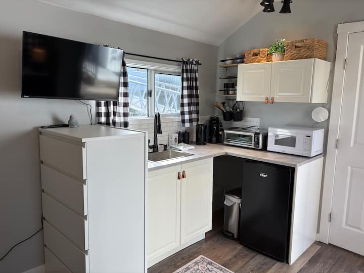 Tiny Floating Home Near Vancouver - Delta