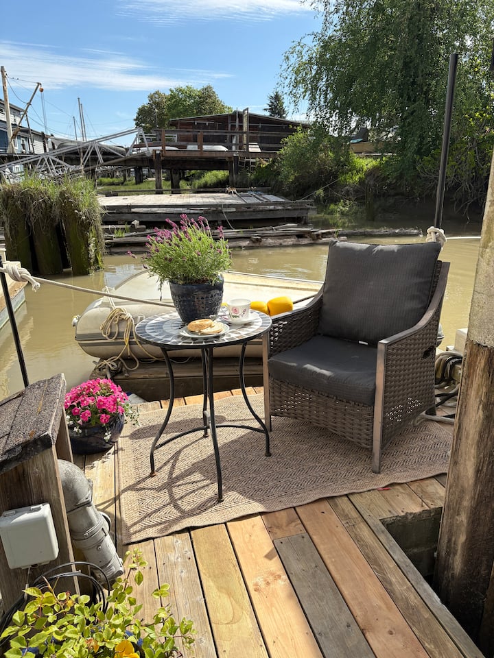 Tiny Floating Home Near Vancouver - Delta