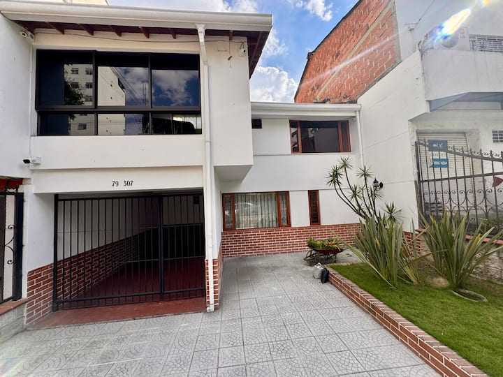 Casa Amplia, Cómoda Y Central Con Wifi Y Parking - 麥德林