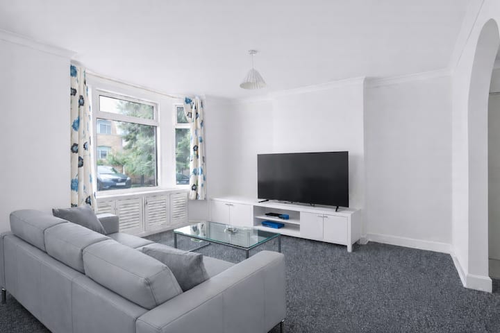 Oxford Contractor Stay | Sleeps 8 | 3 Bedrooms+ - Oxford