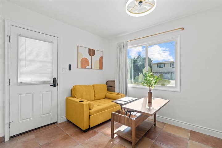 Fully Renovated Standalone 1br | Private Entry - 塔斯廷