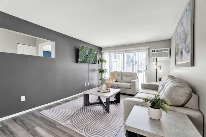 Sand & Sky Suite | ~Smart Tv's ~Full Kitchen - Warren, MI