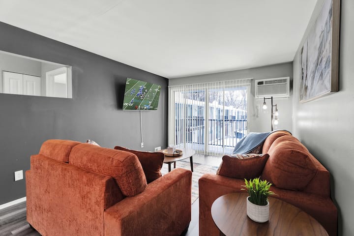 Golden Dune Suite | W/ Private Balcony - Sterling Heights, MI