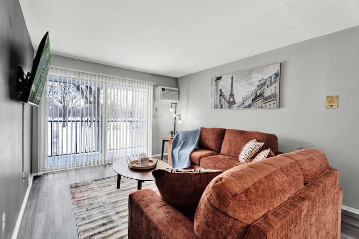 Golden Dune Suite | W/ Private Balcony - Sterling Heights, MI