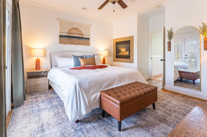 Urban Dallas Townhome W/ Arcade, King Bed & Garage - ダラス