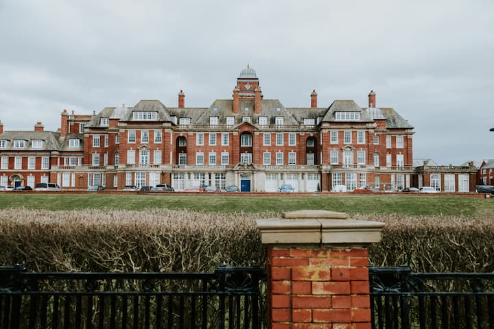 Stylish Seafront Flat | Parking | Sleeps 8 - Blackpool