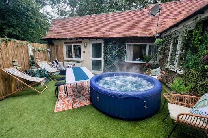 The Secret Themed 8 Bd Group Retreat | Hot Tub - Whitstable