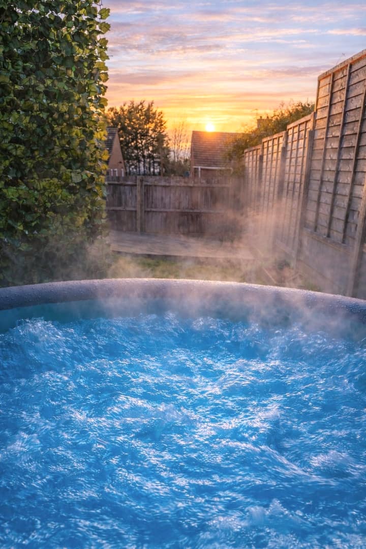 Telford Hot Tub Stay | King Beds | Pool Table - Telford