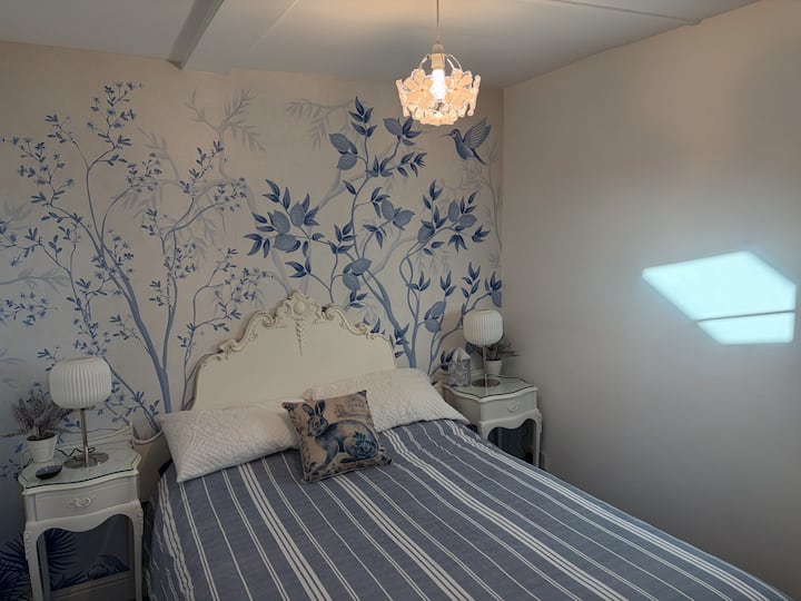 Room With Reading/writing Nook Above Bookshop - Runswick Bay