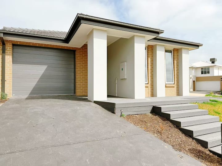 Modern Home Canal Berwick - Beaconsfield