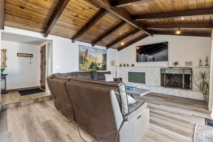 Spacious 5-bedroom Home | Pool | Family Friendly - Modesto, CA