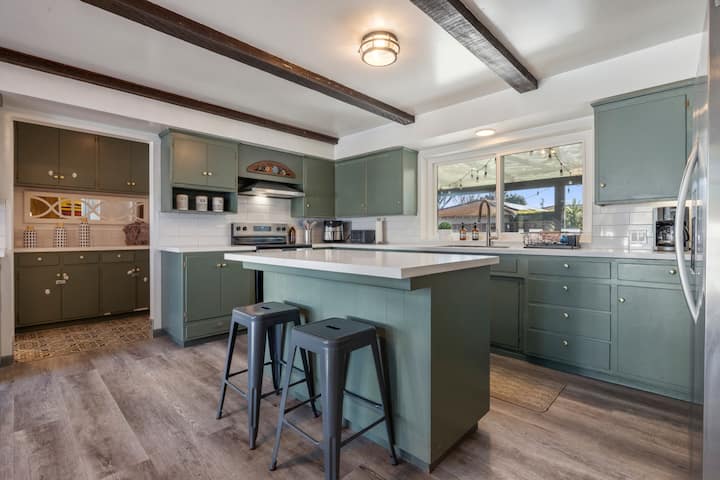 Spacious 5-bedroom Home | Pool | Family Friendly - Modesto, CA