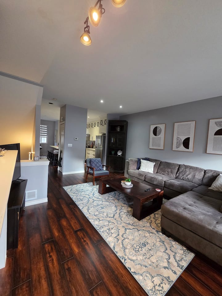 Bright & Quiet 2br Townhouse With Workspace - Surrey