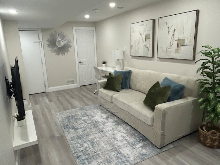 The Whitby Hideaway - Modern, Private Patio - Oshawa