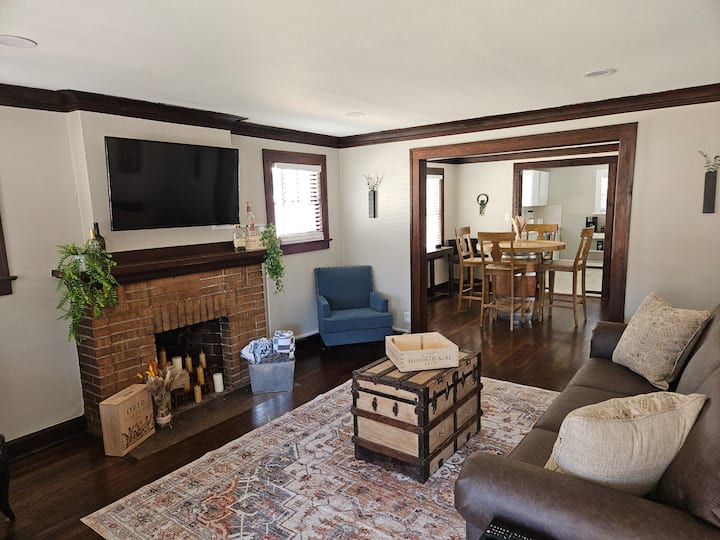 Lnl Quiet Retreat | Sleeps 5 | King Bed | Parking - Kansas City, KS