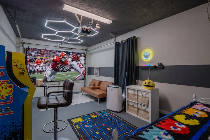 Movie Theater, Arcade, Fire Pit, Cabana, Freedompk - Valdosta, GA
