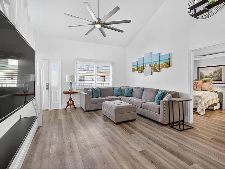 Walk To Beach! Sleeps 8! Gorgeous Views Family Fun - Jupiter, FL