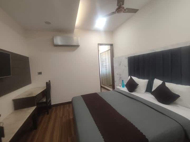 18 Rooms Group Stay Near Taj Mahal Metro Station - Agra