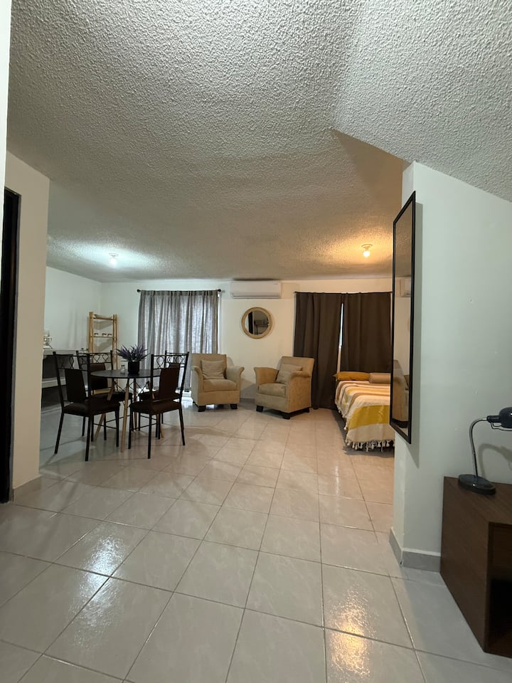 Departamento En Planta Baja Con Cochera/ Consulado - Santa Catarina, México