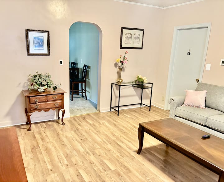 Convenient Three Bedroom Apartment - Farmington, CT