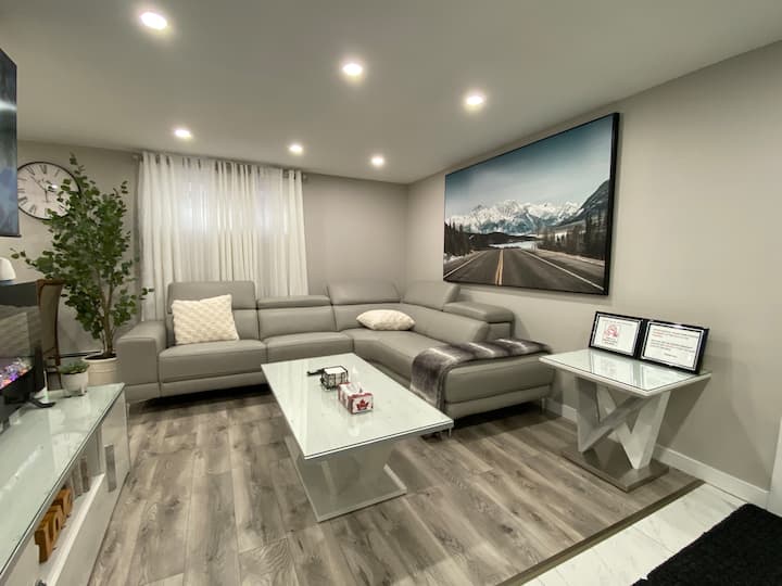 Modern 2 Bed Condo Near Argyle Mall + Free Parking - London, ON, Canada