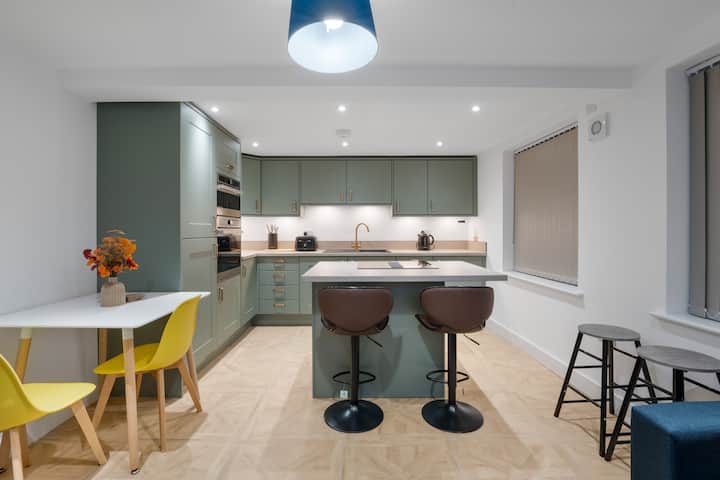 Lux 2br Apt | Opposite Train Station & City Centre - Huddersfield