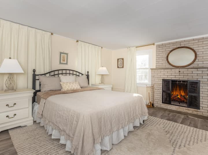 Cozy Farmhouse With Fireplace And Sunroom - Newburgh, NY