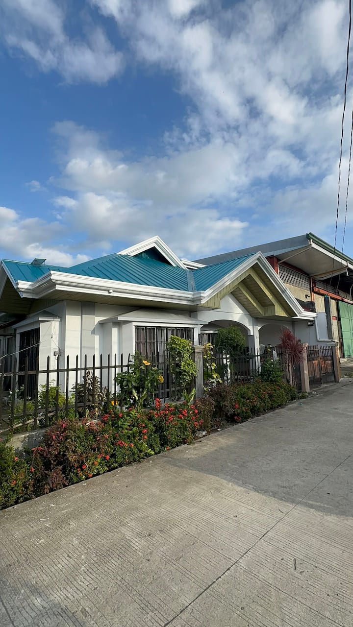 Comfortable Modern House For Groups - Hilongos