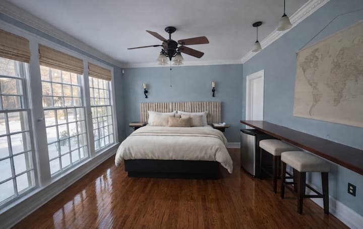 Town Square Charm: Lewisville Cozy Cottage - Lewisville, NC