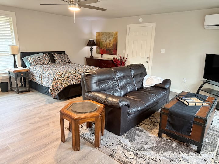 Guesthouse Bungalow Near 31st St - Temple, TX