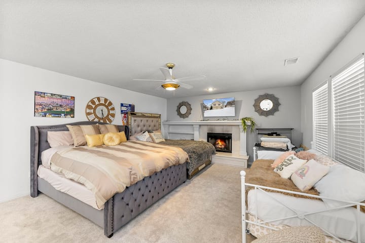 Summit Haven | Game Room + Firepit + Pet-friendly - Kansas City