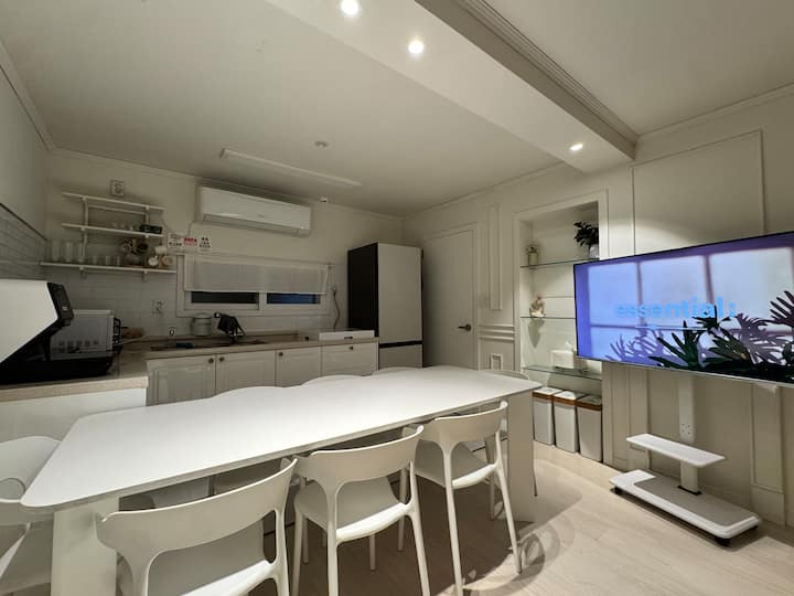 Stay051 #넓은테라스 #서면역도보 1분 #전포카페거리 #간단취사가능 #패밀리룸 - Busan