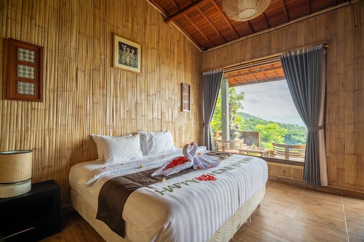 Rereat Room With Mountain, Valley & Ocean Views - Seraya