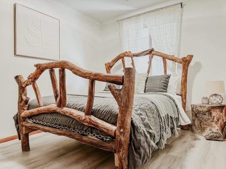 Red Gum Retreat | 100” Cinema + Backyard - Murray Bridge