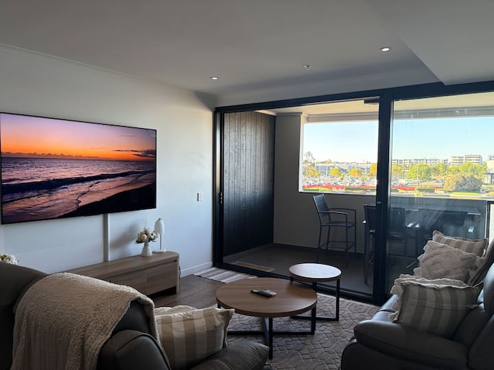 Stylish Lakeside Stay In Caroline Springs - Caroline Springs