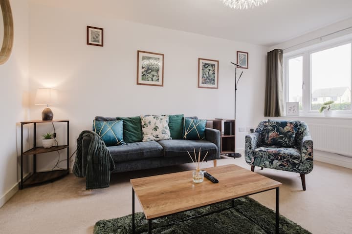 Modern And Comfortable 3 Bed House - Bedford