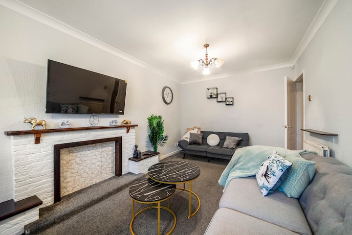 Big 4br Home| Sleeps 8 | Free Parking/up To 3 Vans - Solihull