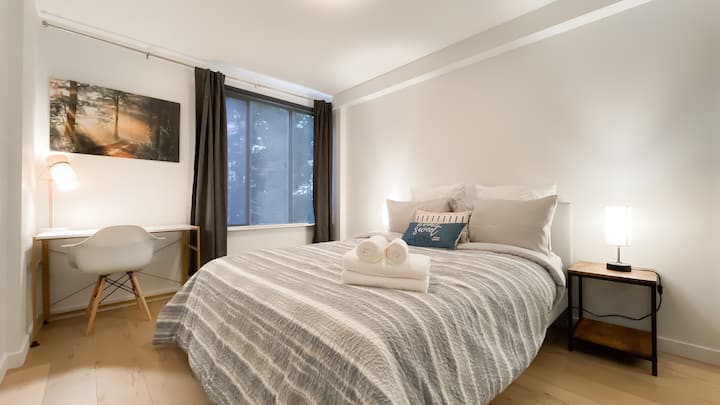 Vancouver Gem: 2br Townhouse W/ Private Rooftop - North Vancouver