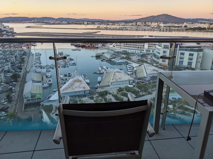 Beautiful 2 Bedroom 2 Bathroom Seaside Getaway. - Gibraltar