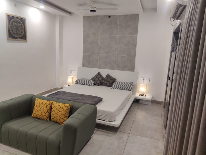 Huge King Room Near Station | 55"tv & 2 Acs | Wifi - Jhansi