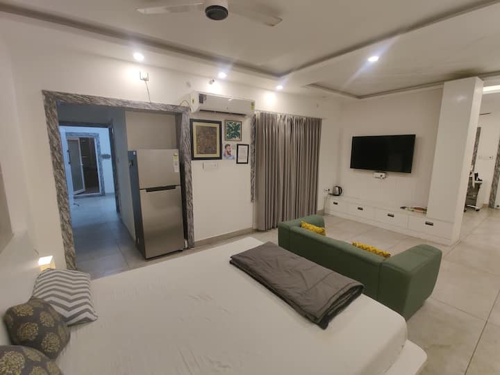 Spacious 2 Acs Family Room, Sleeps 4, Near Railway - Jhansi